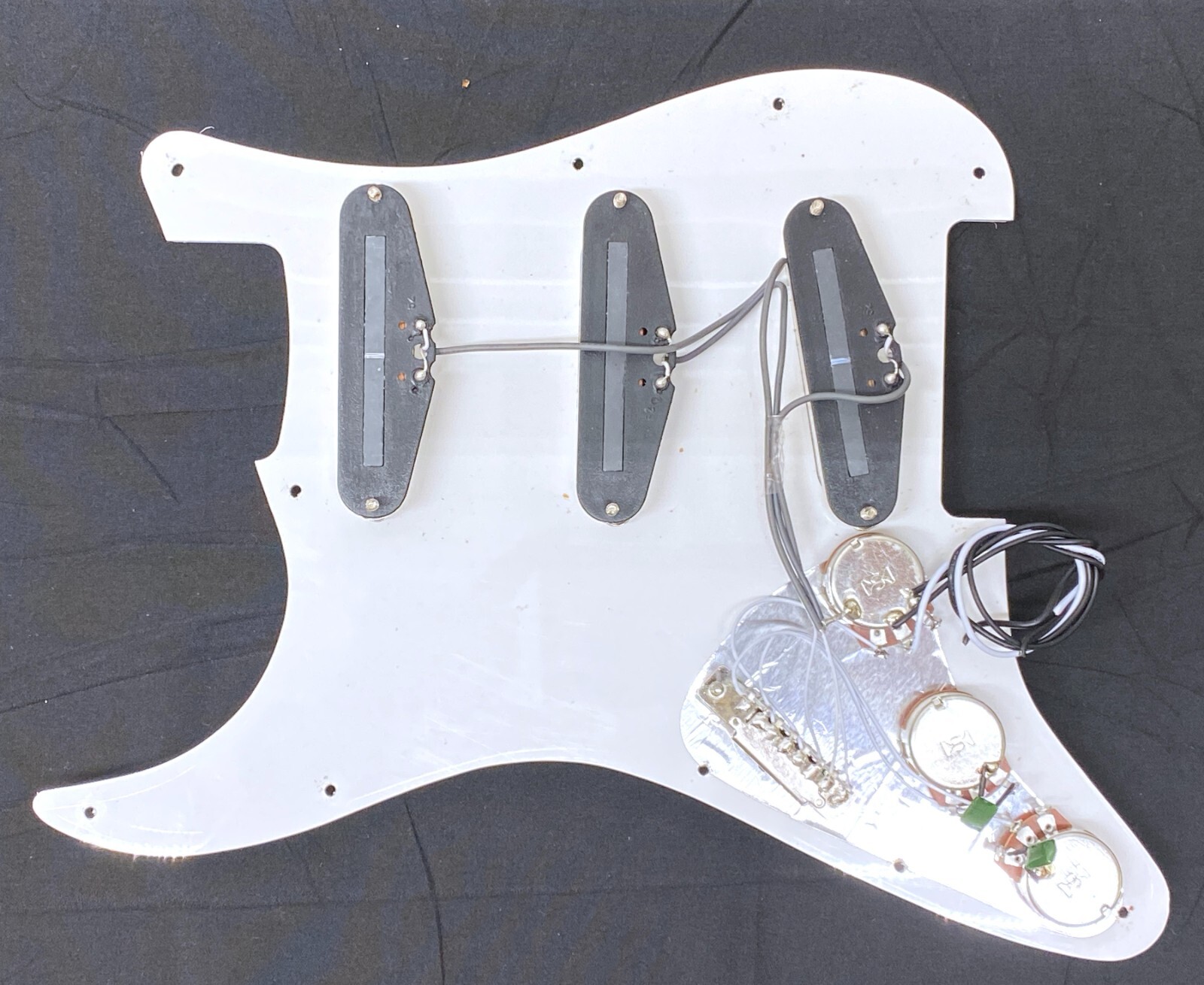 Genuine Fender Strat LOADED SSS PICKGUARD W/SCREWS White Affinity ...