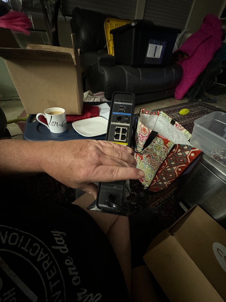 ARRIS Panoramic TG1682 Modem Router Black Cox Turns On but not fully ...