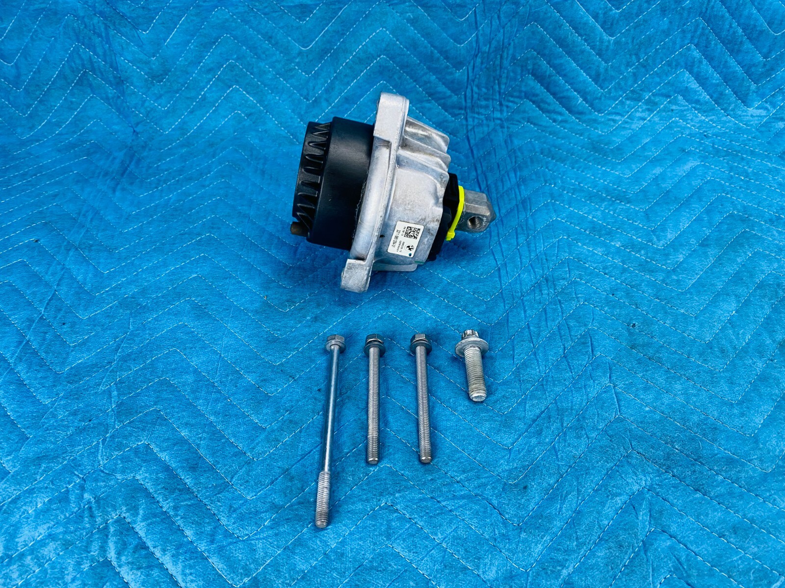 Genuine BMW Engine Support Mount w/ Bolts Passenger Side 22116851264 ...