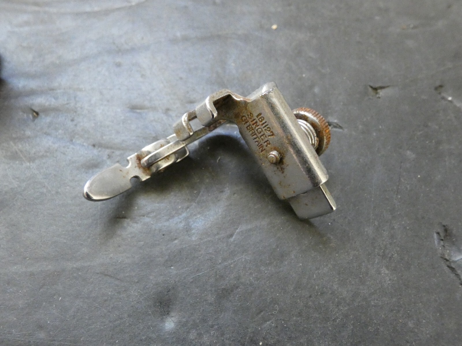 VINTAGE SINGER SEWING MACHINE FOOT #161127 | eBay