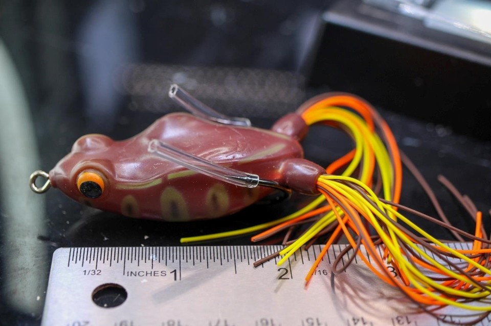 snag proof rubber maroon frog green spots tail fishing lure | eBay