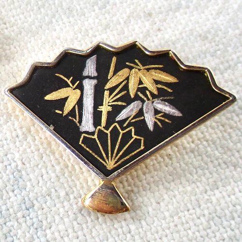 Beautiful Realistic Mystery Fan Button w Arita Backmark | eBay