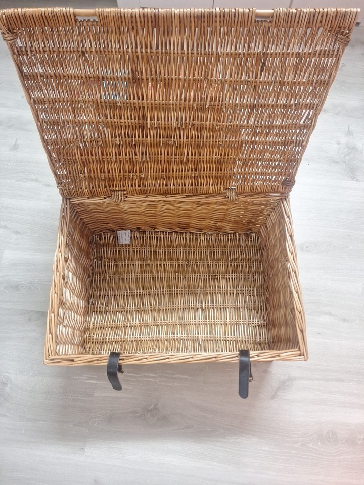 LARGE WICKER PICNIC HAMPER BASKET WITH 2 STRAP FASTENINGS & HANDLE 52x ...