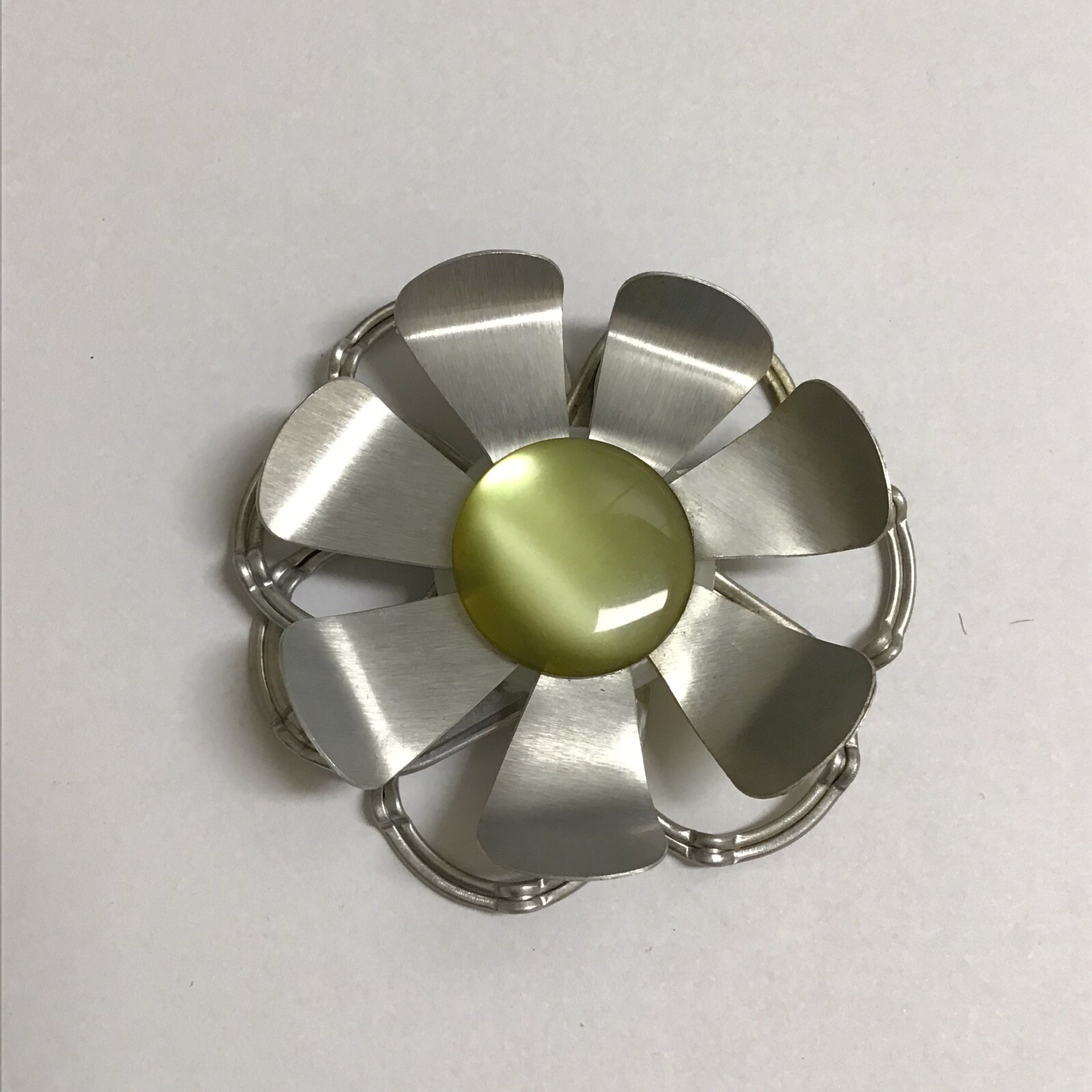 Vintage 1970s Beer Tab Pull Ring Daisy Flower Brooch … - Gem