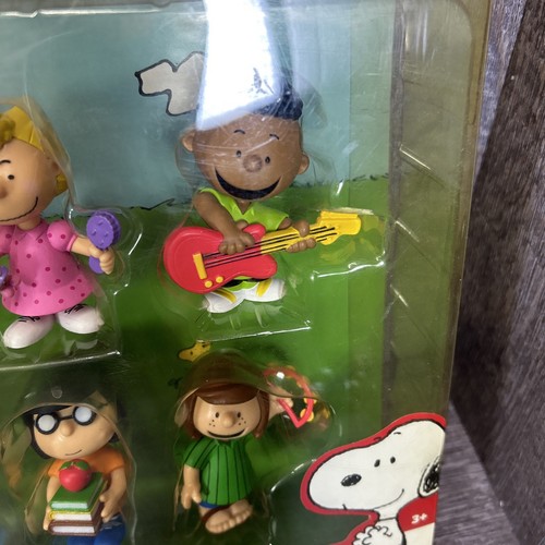 PEANUTS COLLECTOR’S FIGURE SET 2015 10 Figures Snoopy Charlie Brown Pig ...