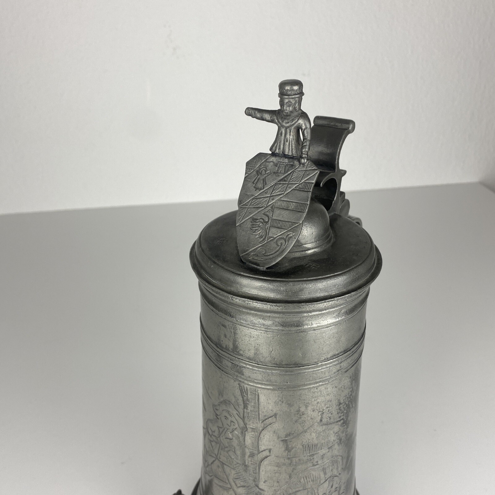 Großer Prunk Zinn Krug Humpen mit Wappen Figur mehrfach gemarkt ...