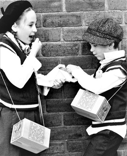 1940s/WW2 Blitz Wartime child's prop Air Raid-GAS MASK BOX with luggage ...