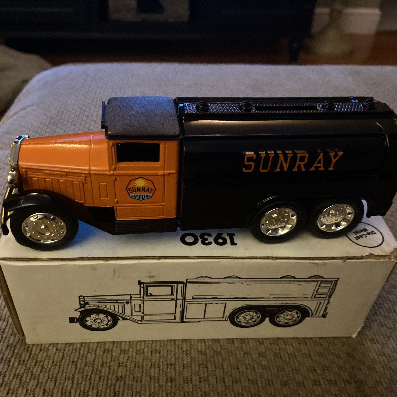 ERTL 1930 Diamond T SUNRAY GASOLINE TANKER TRUCK Coin Bank Die Cast w ...