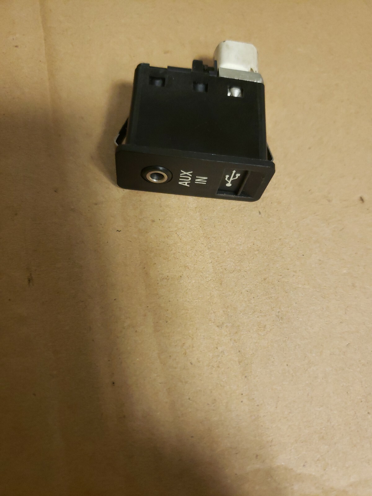 2010 MINI Cooper R56 Hatchback Stereo Audio Input AUX USB Socket ...