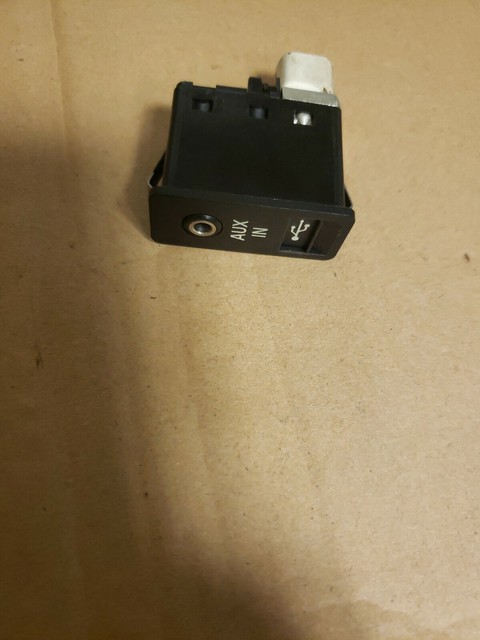 2010 MINI Cooper R56 Hatchback Stereo Audio Input AUX USB Socket ...