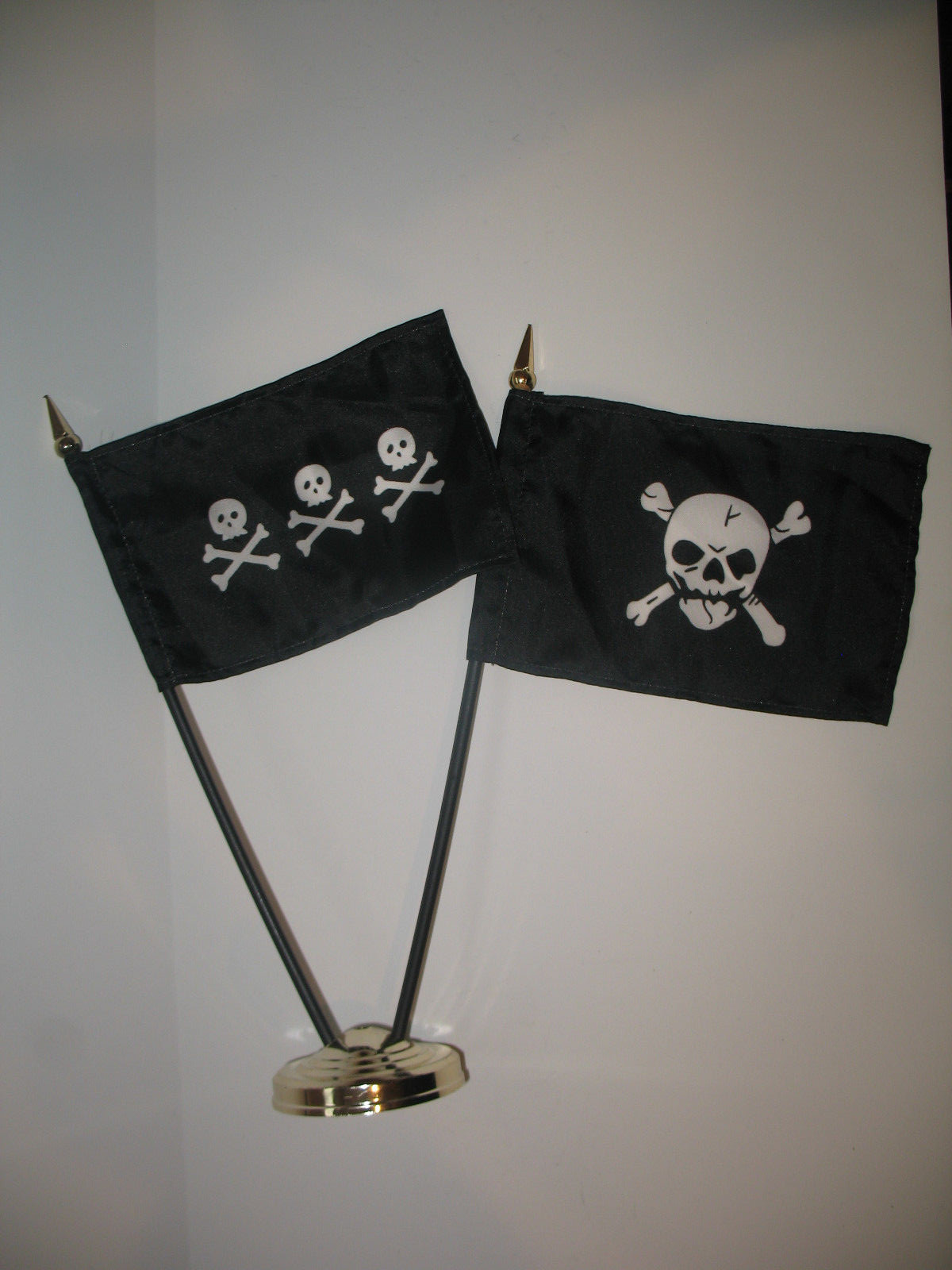 Chris Condent w/ Skull and Crossbones Pirate Flag 4"x6" Desk Set Gold ...