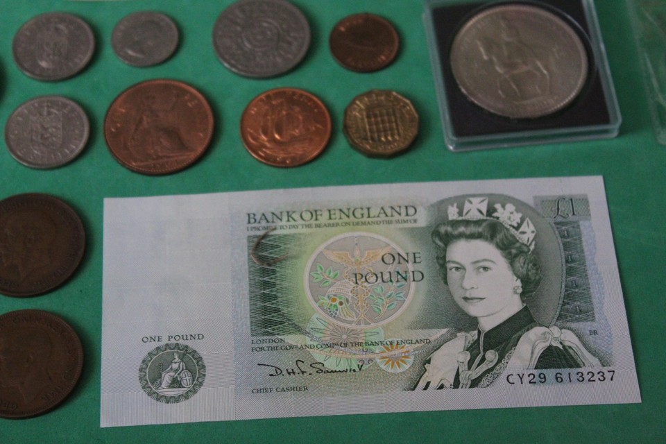 Old British coins job lot CROWNS 1953-77-80-81 ONE POUND NOTE | eBay UK