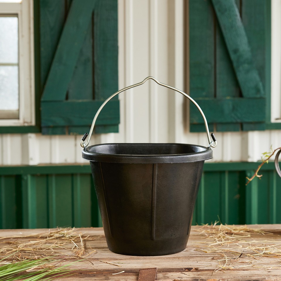 Farm Innovators 18 Qt Rubber Flat Back Heated Bucket w/ Guard, 90 Watt ...