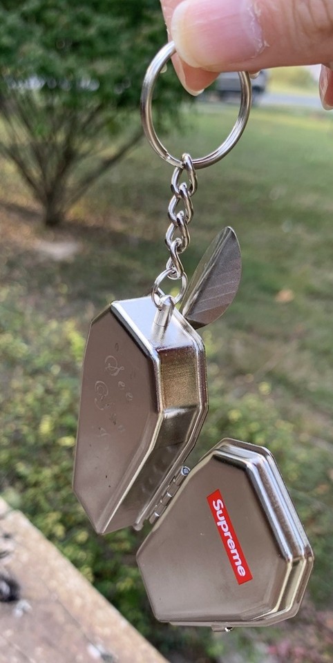 Supreme F/W 2017 Coffin Keychain Box Logo New Sliver Red Key Chain Red ...