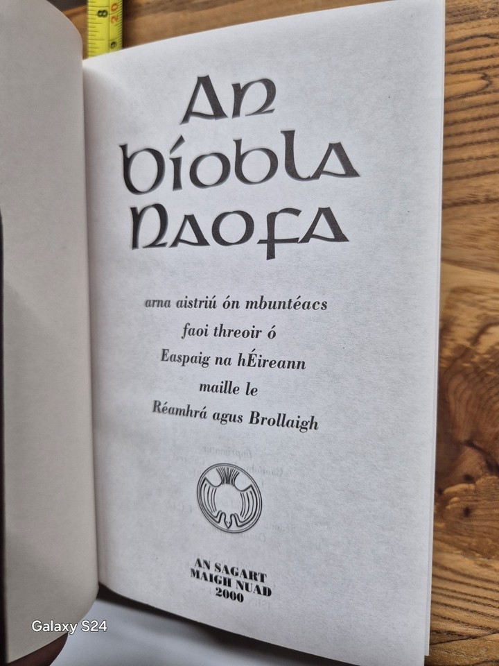 An Bíobla Naofa The New Bible translated from English to Irish 2000 ...