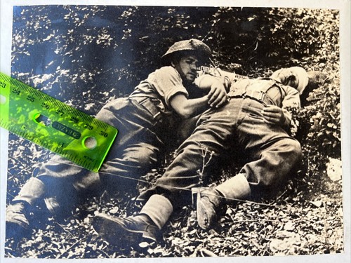 Important WW2 WAR PHOTOGRAPHY SOLDIERS Dead HELPING Wounded Battle ...