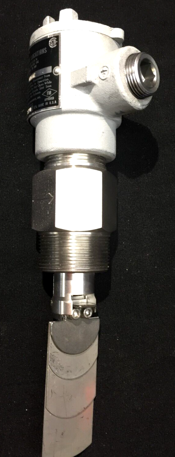 DWYER LIQUID FLOW SWITCH: PADDLE 3 1/2 IN PIPE THREAD 1 1/2", SS MODEL ...