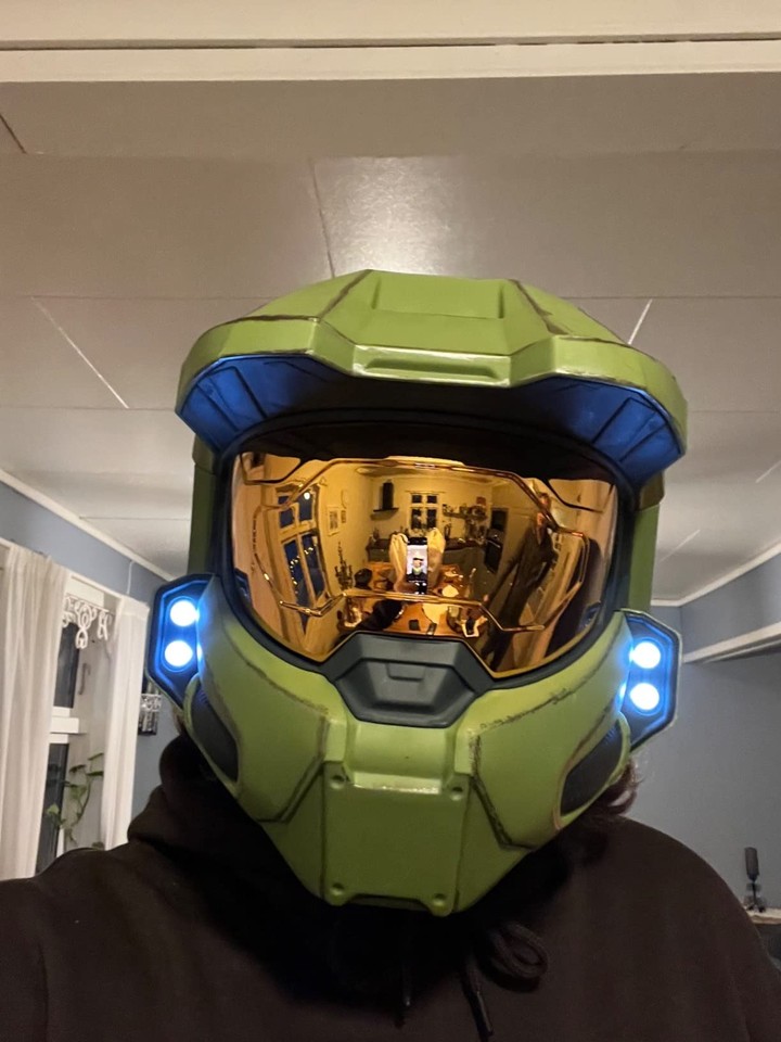 Halo Master Chief Deluxe Helmet with Stand - LED Light | free shipping ...