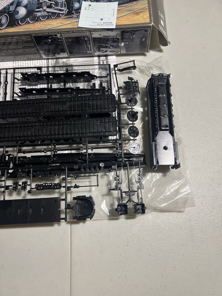 LOT OF 3 MODEL KITS CUTTY SARK , BIG BOY LOCOMOTIVE, CARNIVAL HO 1:87 ...