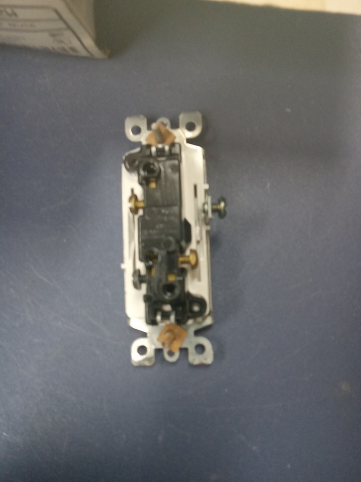 Leviton 5603-2W Decora Rocker 3 Way Grounding Switch White 120/277 V ...