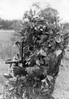 WWII B&W Photo Australian Soldier Owen Machine Gun in Camo ANZAC WW2 ...