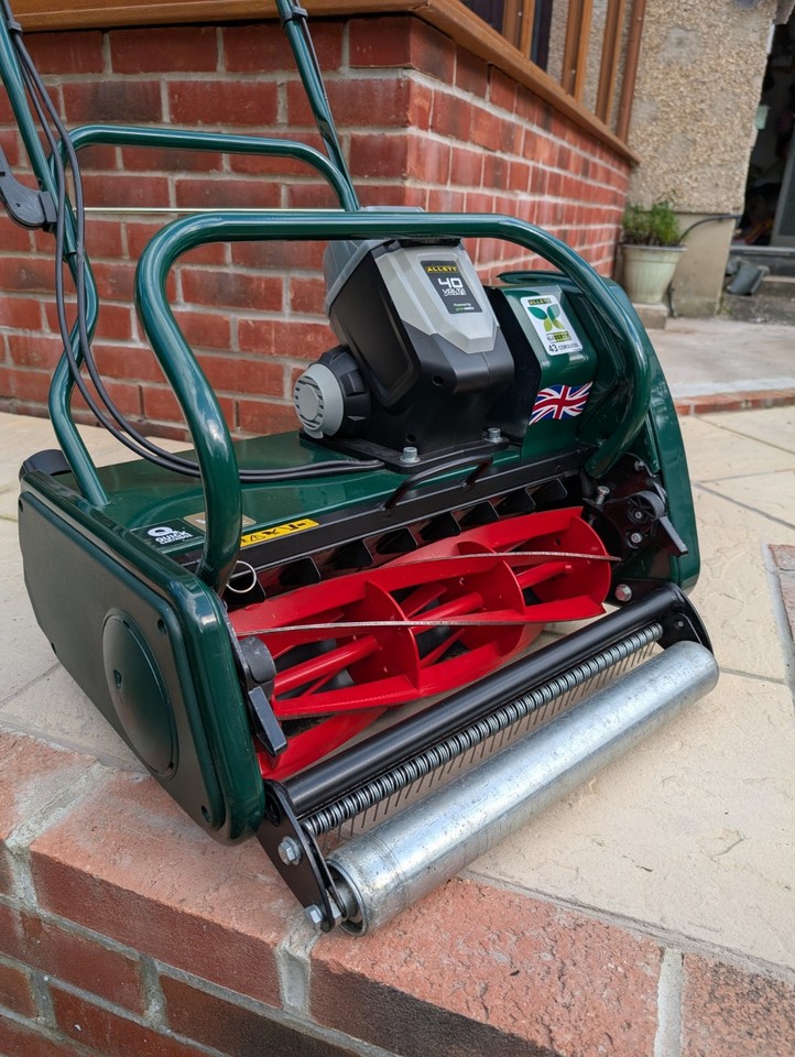 MINT Allett Liberty 43 Cylinder Mower Battery Powered. Kensington Atco ...