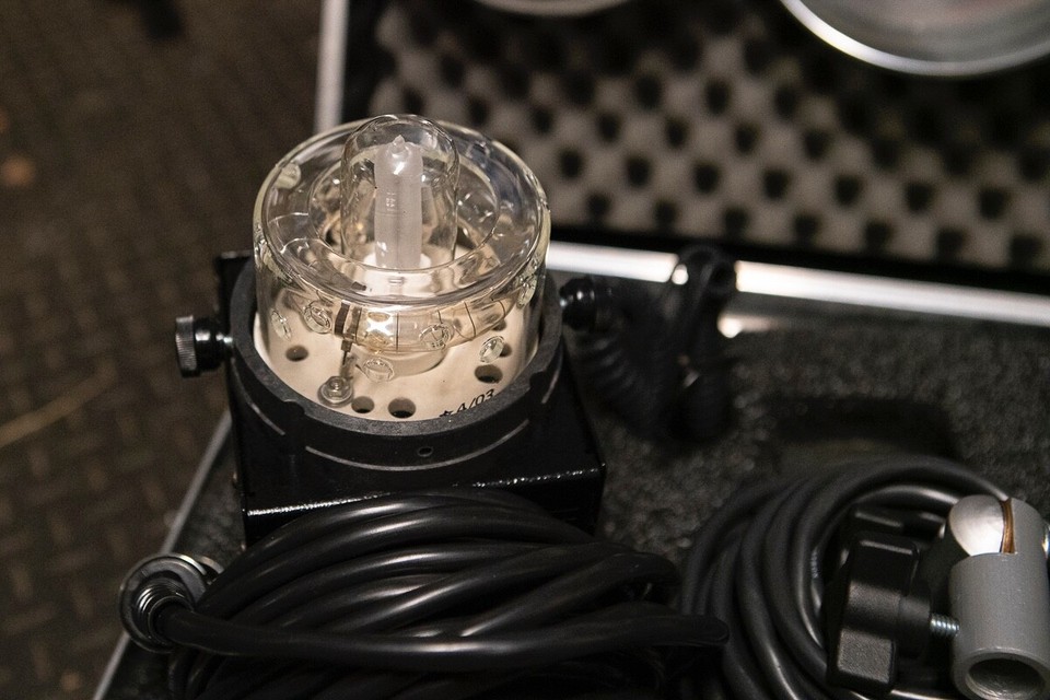 Novatron D1000 studio lights - 4 head, 1 power pack w/ acc. - PLEASE ...