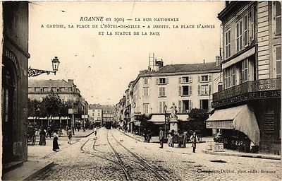 CPA ROANNE Rue Nationale-A gauche-La Place de l'Hotel de Ville (339369 ...