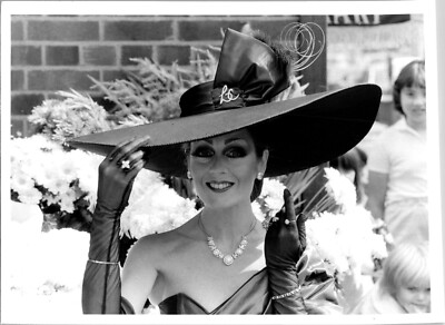 1981 Press Photo Cockney Actress Lorraine Chase London UK 6.5x8.75 | eBay