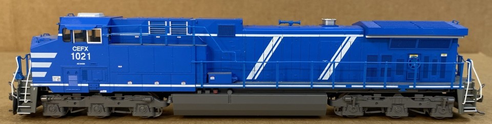 Lot of 2 HO locomotives, Scale Trains UP SD70ACe and Kato CEFX AC4400 ...