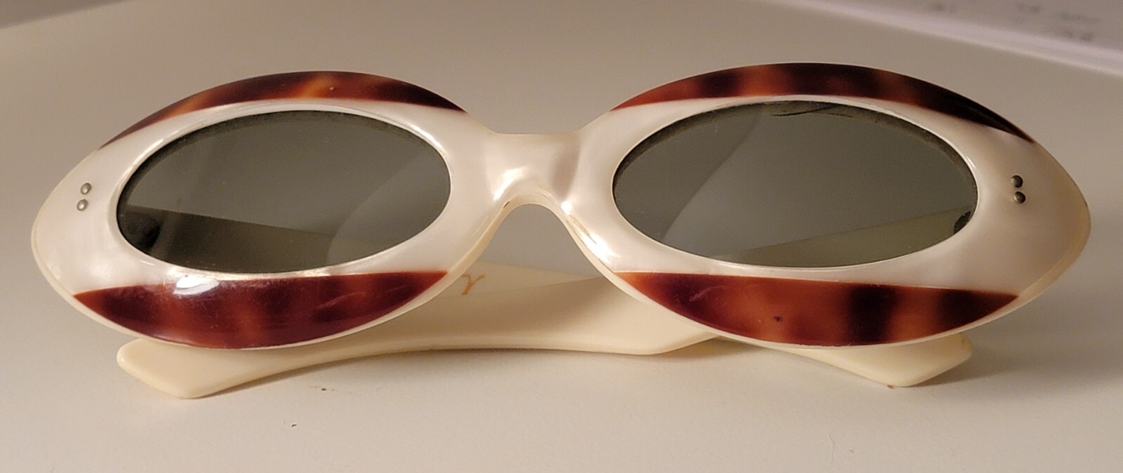 Ultra-mod 1960s tortoiseshell and mother of pearl loo… - Gem