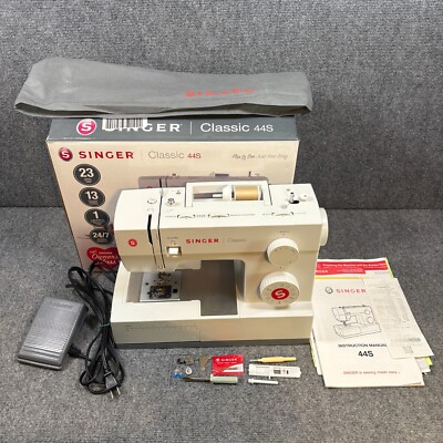 Singer Sewing Machine Classic 44S W/ Peddle/Box/Books Accessories ...
