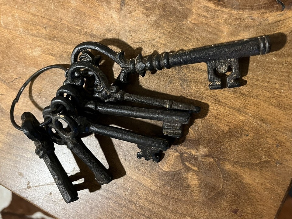 Cast Iron Set of Keys (6) With Steel Ring Large Decorative Pieces | eBay