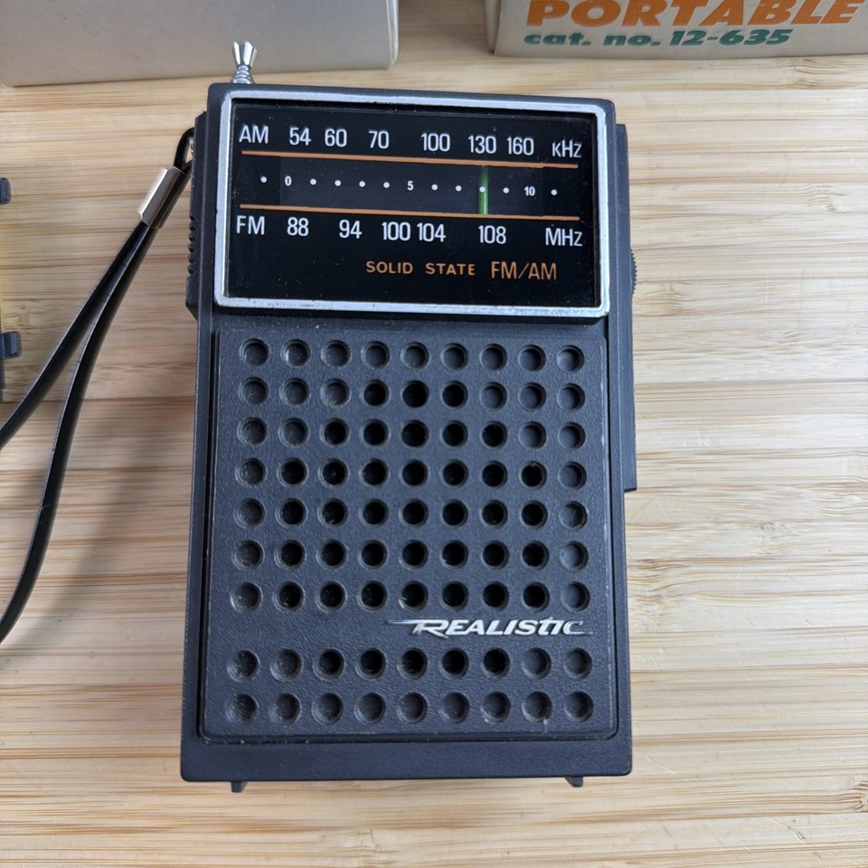 Vintage Radio Shack Realistic Pocket Portable Radio FM/AM Model 12-635A ...