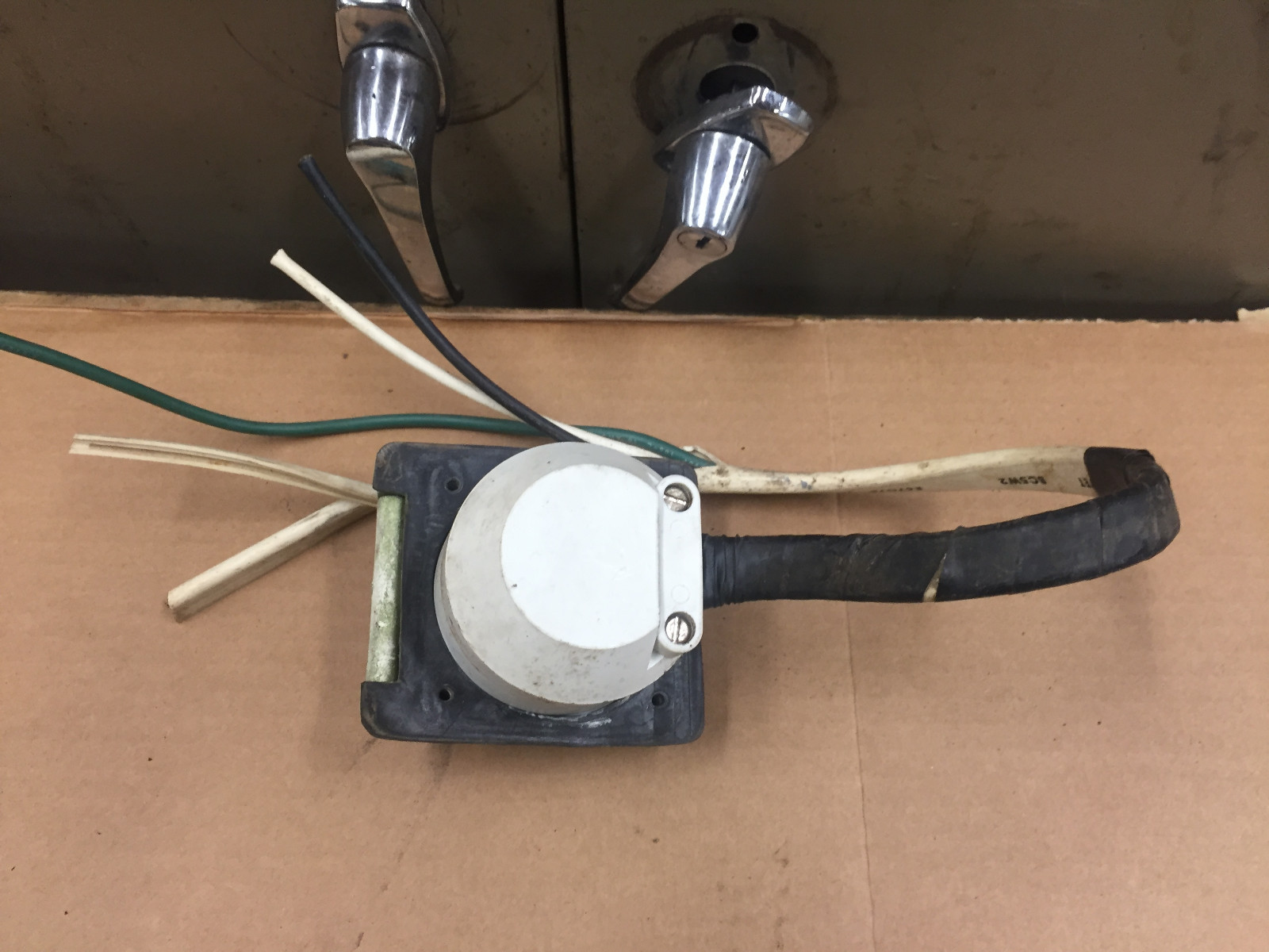 * Marinco 30A 120v Boat Outlet with Cover | eBay