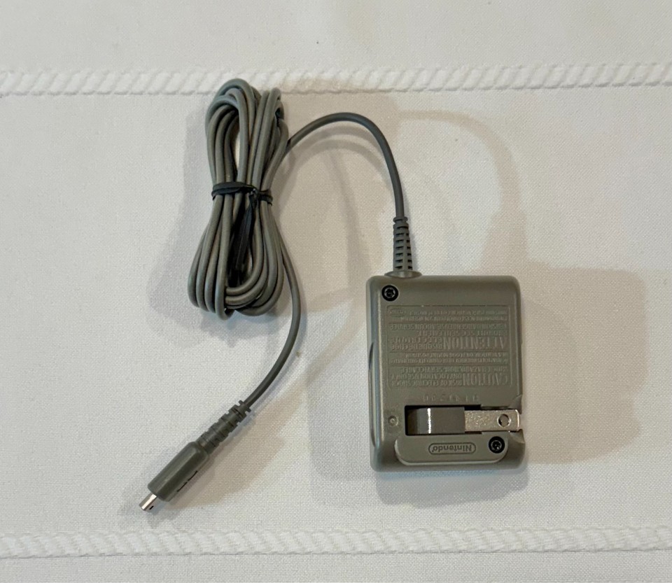 Nintendo DS Lite White Broken Hinge w/Charger, Instr, 2 stylus, Mad ...