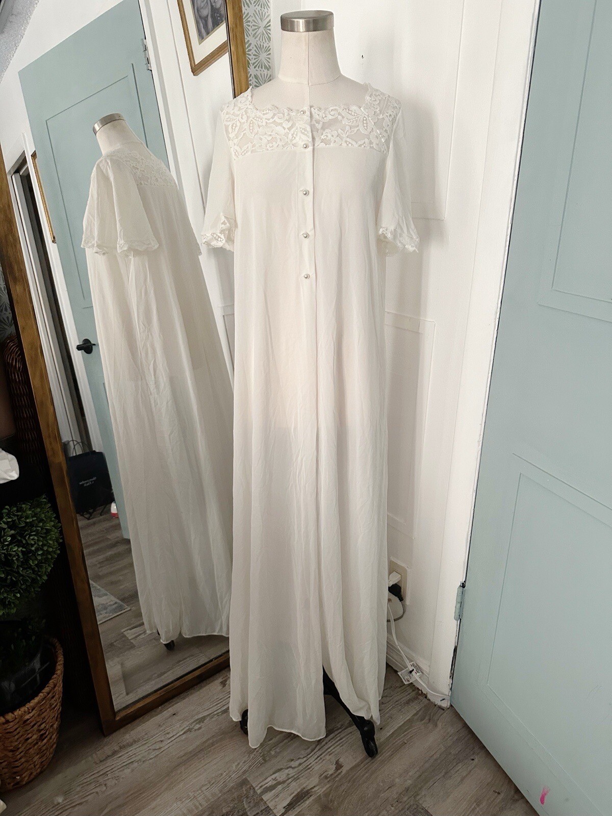 VINTAGE Olga Long Nylon & Lace Peignoir Button Open R… - Gem