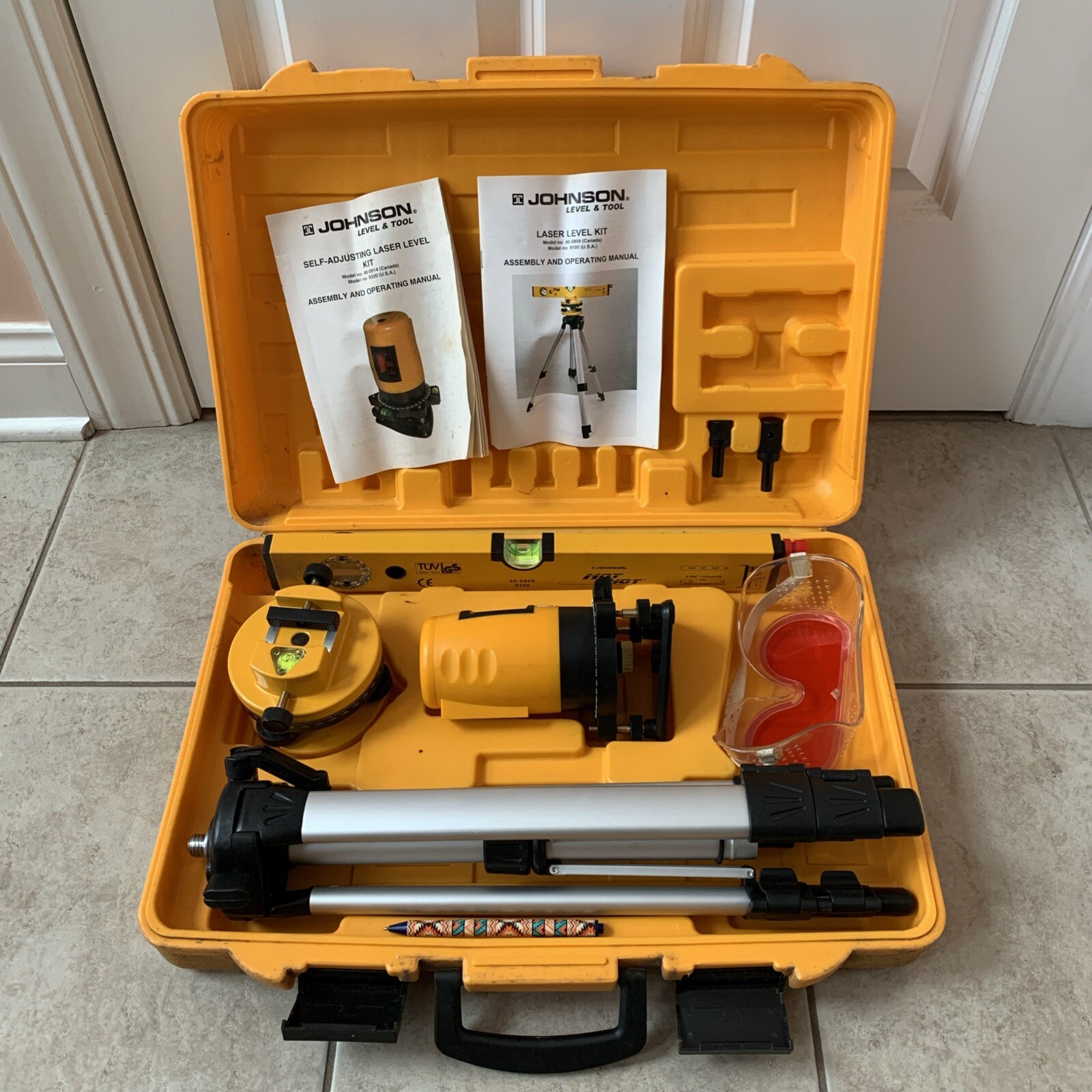 Johnson Level & Tool Self-Adjusting Laser Level Kit, Model 9100 & 9320 ...