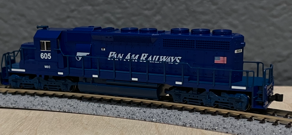 KATO 176-4816 SD40-2 Early with Dynamic Brake Pan Am #605 DCC Ready N ...