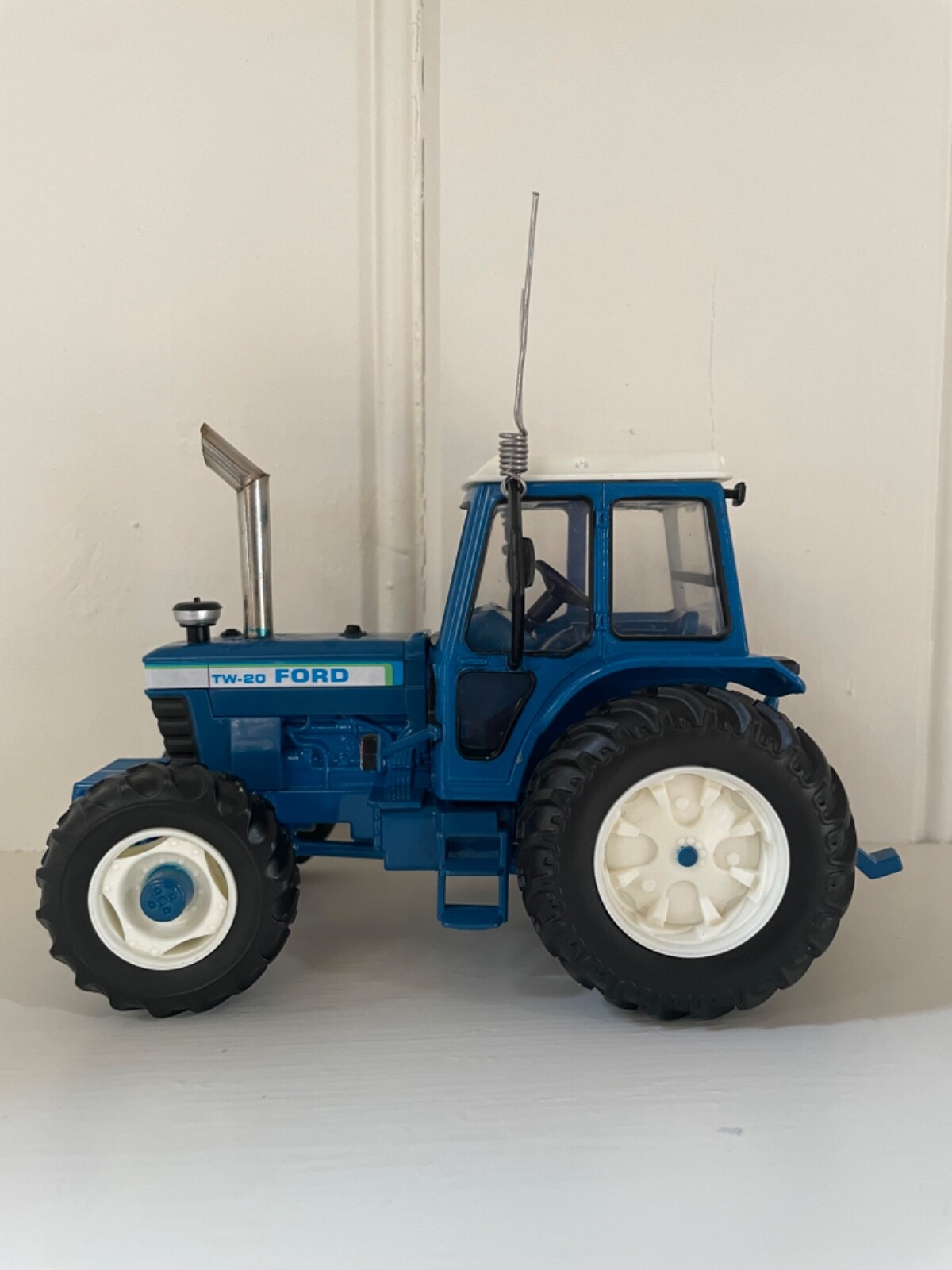 Ford TW-20 1/32 Tractor Diecast model with straight pipe and cb aerials ...