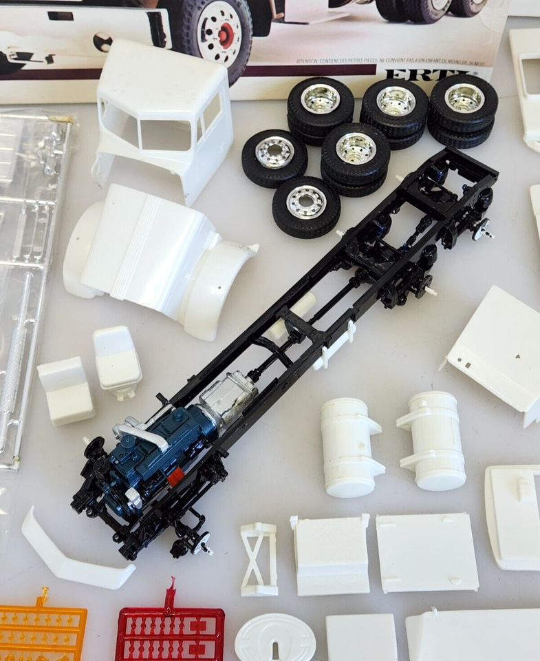 1983 AMT Ertl Peterbilt 359 1/25 Scale Semi Truck Plastic Model Kit ...