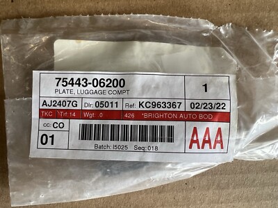 Nameplate - Toyota (75443-06200) OEM Toyota LE Nameplate For 2007-2020 ...