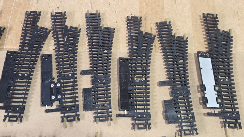 AHM/TYCO - HO Scale - Code 100 Brass Track Turnout Lot - 8 Left, 8 ...