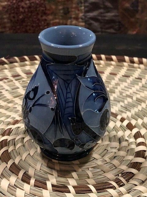 MOORCROFT POTTERY 2002 "HARTGRING" VASE 7/3 NIB (B)
