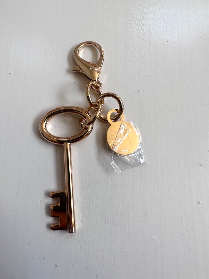 NEW GUESS GOLD KEY METAL CHAIN KEY FOB BAG CHARM LOGO | eBay