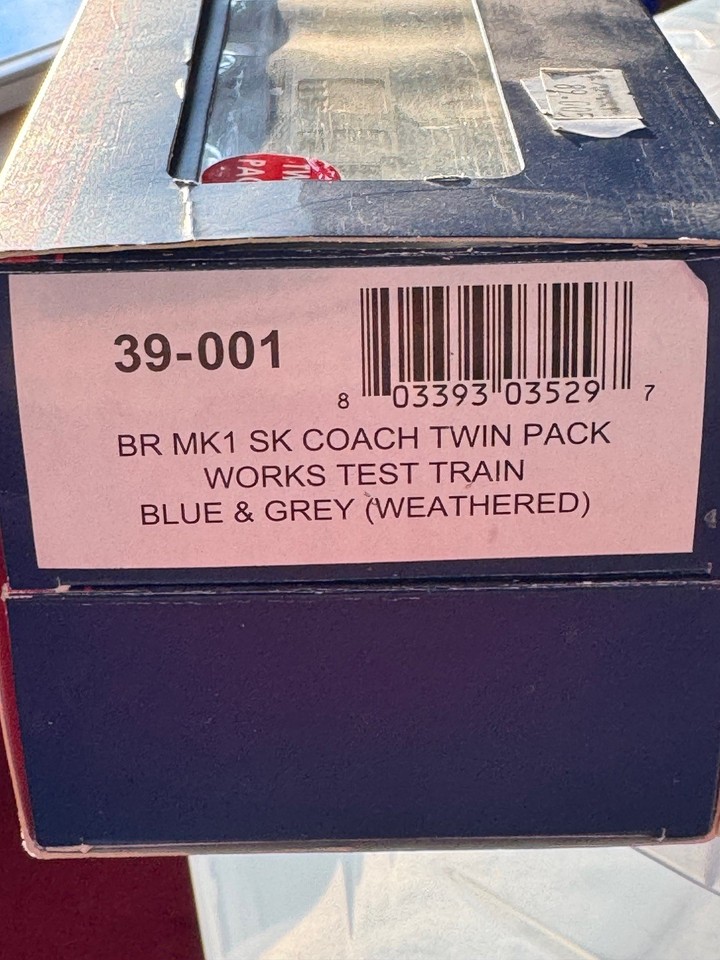 Bachmann 39-001 Pair of Mk1 coaches in 'Works Test Train' BR blue/Grey ...