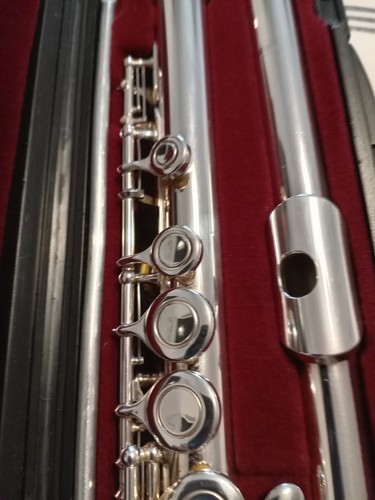 Yamaha 211 flute, beautiful, in excellent condition. Made in Japan. C ...
