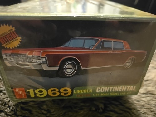 AMT 1969 Lincoln Continental 1/25 Scale Authentic Model Kit **FREE SHIP ...