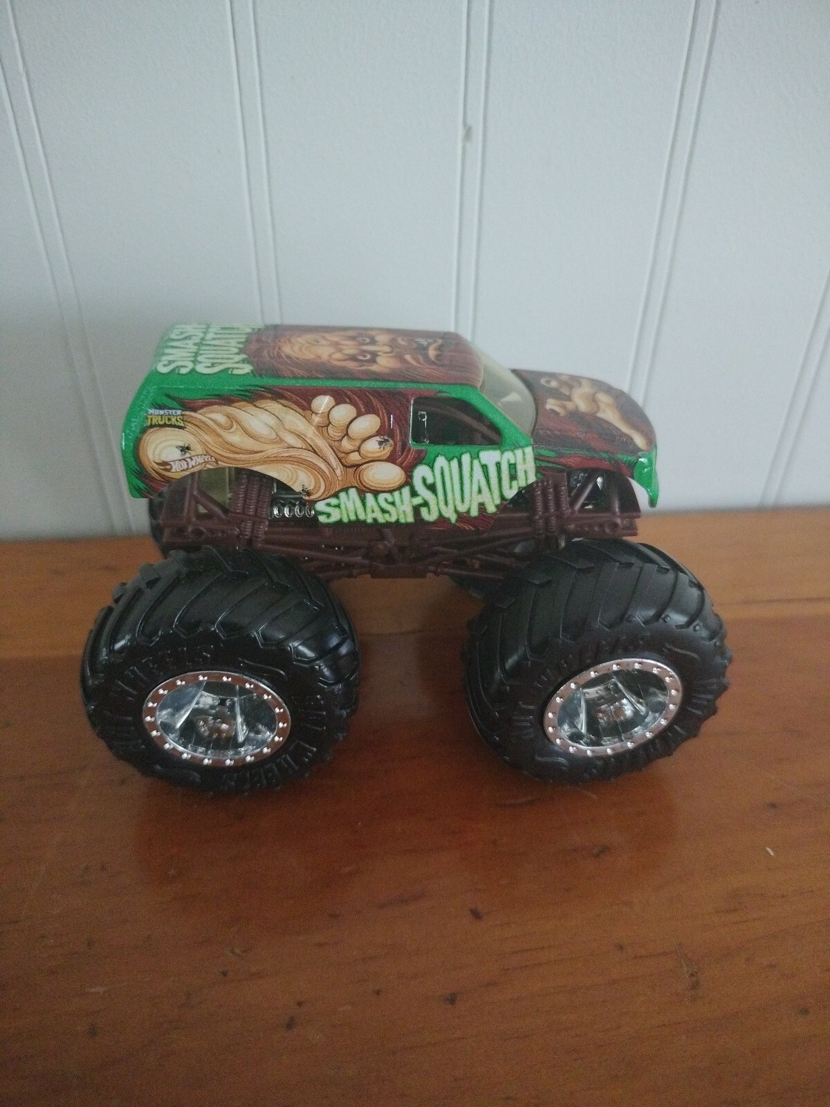 Hot Wheels MONSTER JAM "SMASH-SQUATCH" Giant Wheels Mattel 1:64 Scale ...