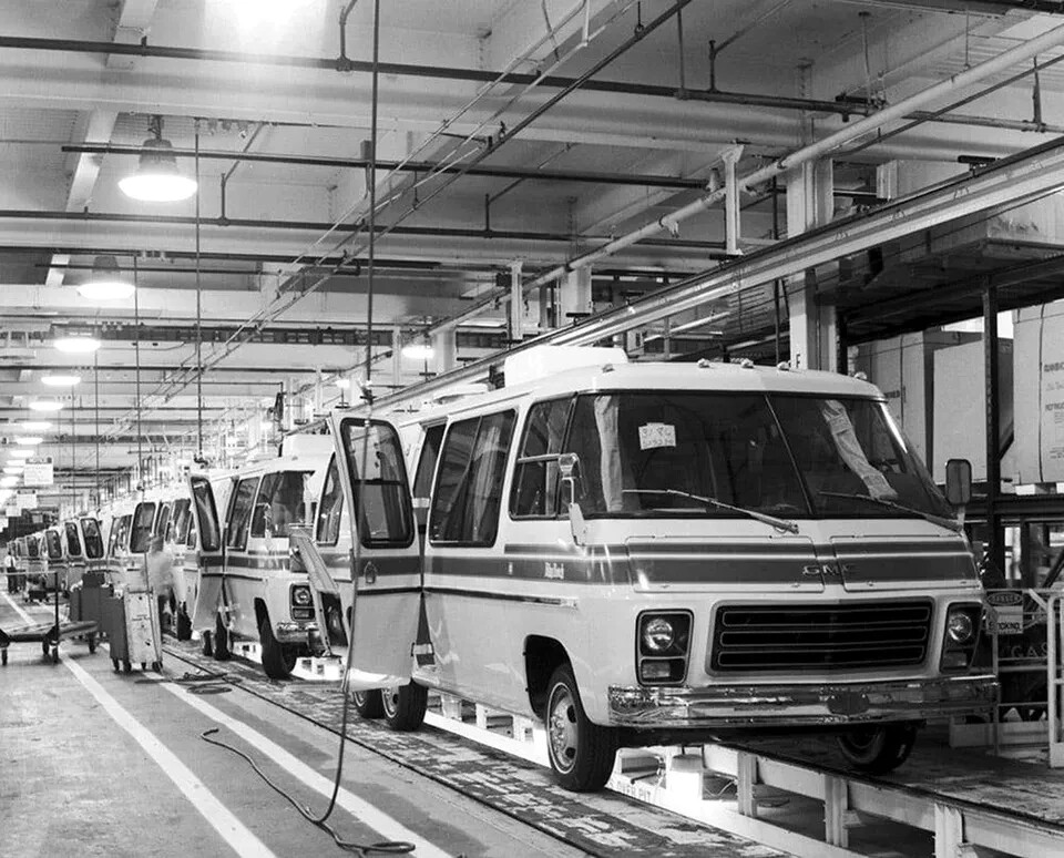1970s GMC MOTOR HOMES Assembly Line American Manufacturing Picture ...